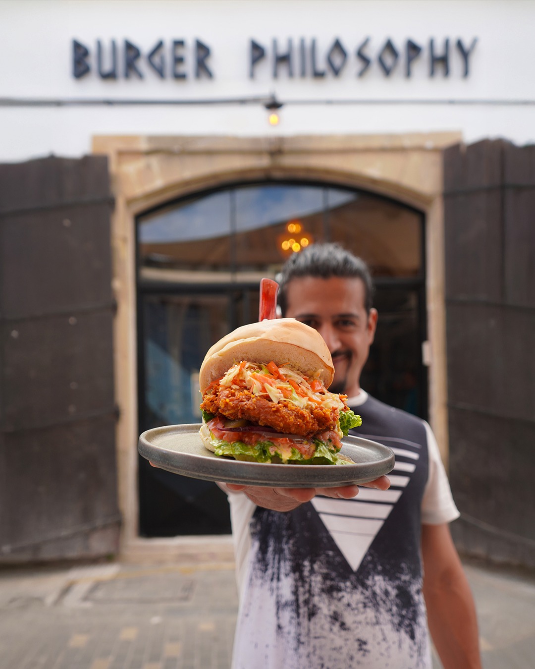 Το «παράξενο» Burger Philosophy ανοίγει τις πόρτες του και κερνάει ...